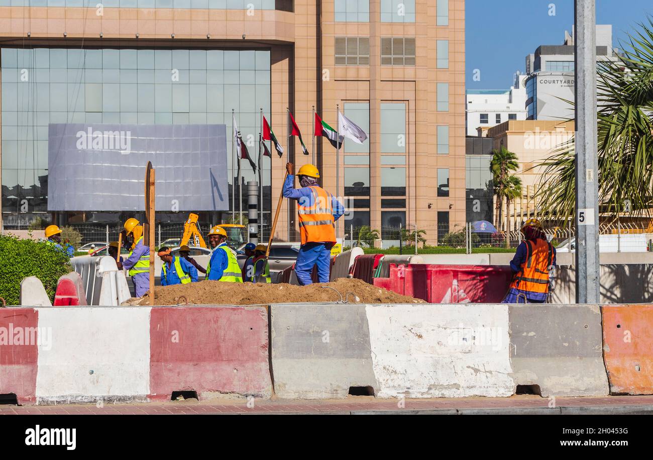 Dubai, UAE - 10.04.2021 Workers upgrading road infrastructure Stock ...