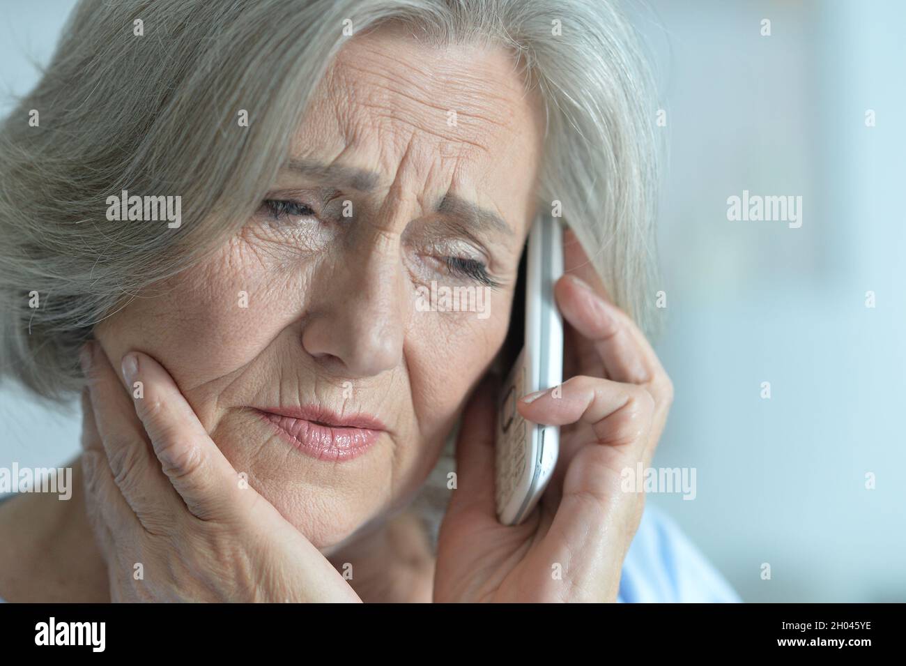 One sad woman phone crying hi-res stock photography and images - Alamy