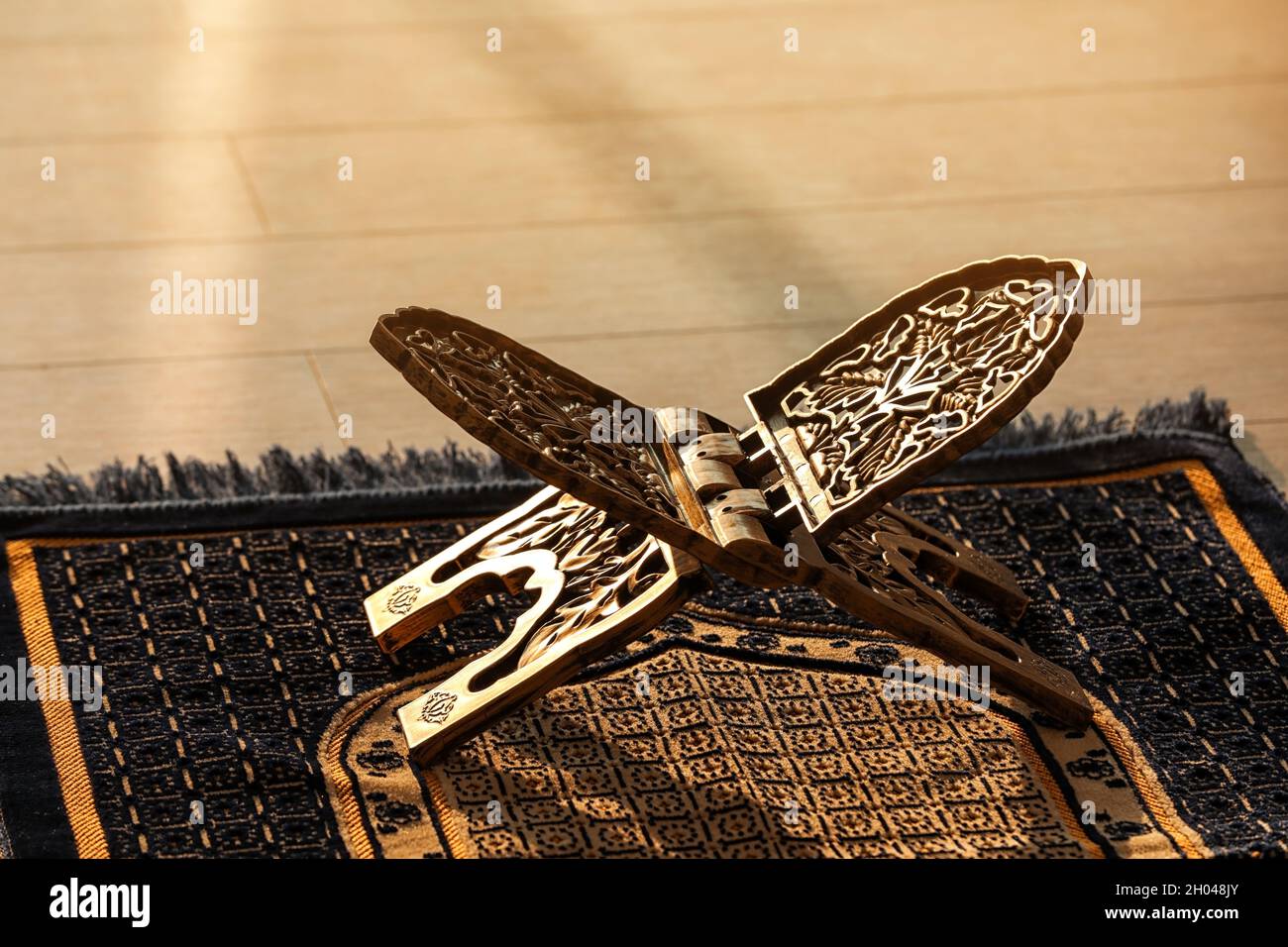 Quran stand rehal hi-res stock photography and images - Alamy