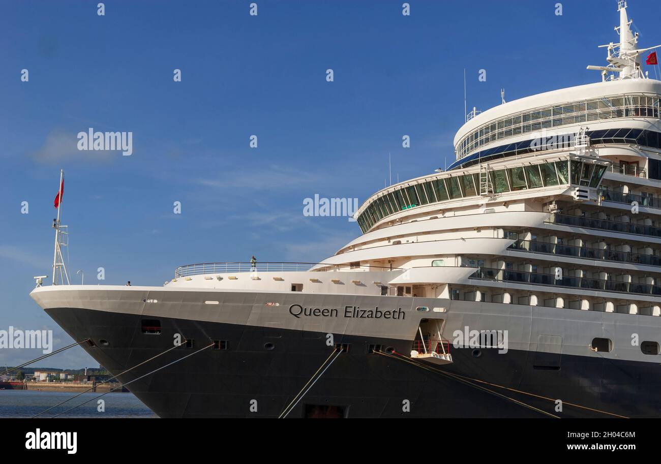 Cunard cruise liner Queen Elizabeth at Liverpool Cruise terminal Stock ...