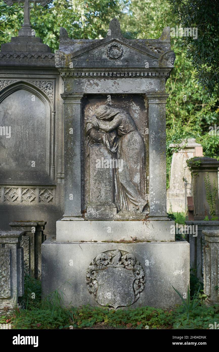Figure of woman carved onto gravestone hi-res stock photography and ...