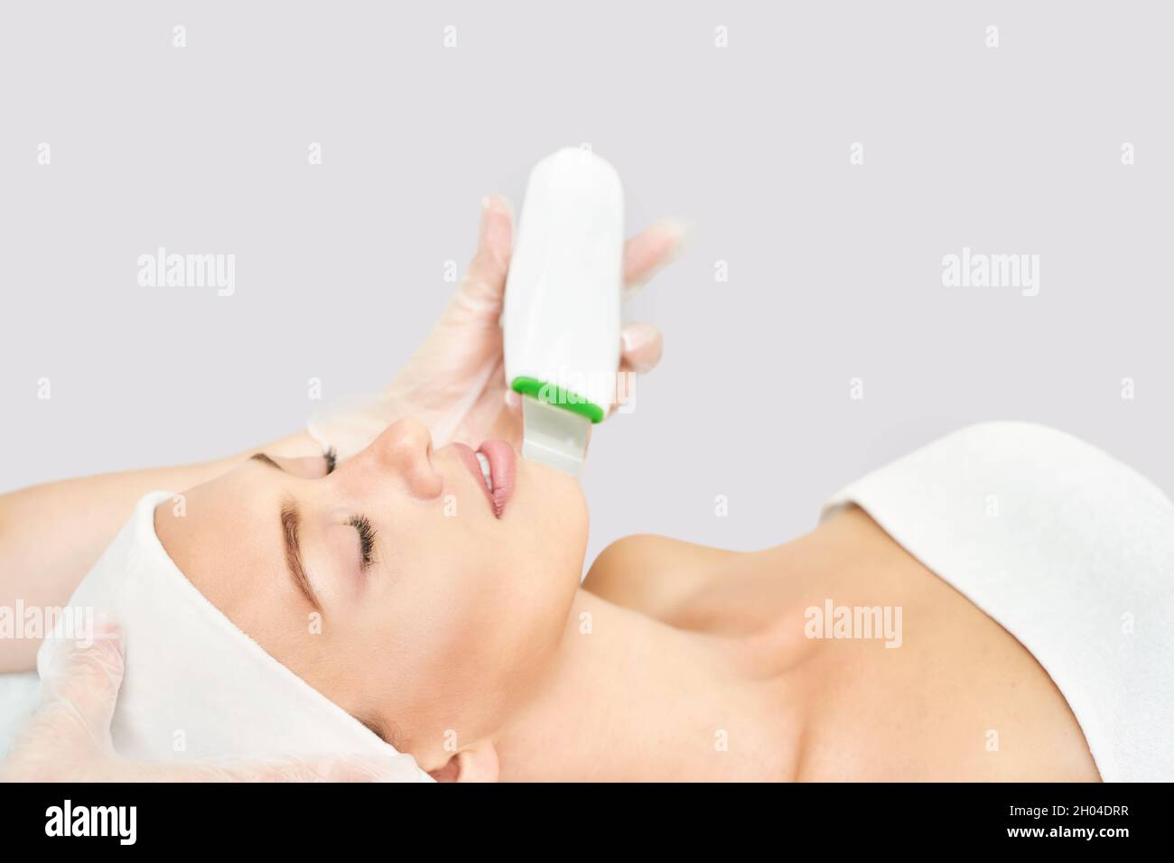 Ultrasound cosmetology scrubber. Face cavitation procedure. Salon ...