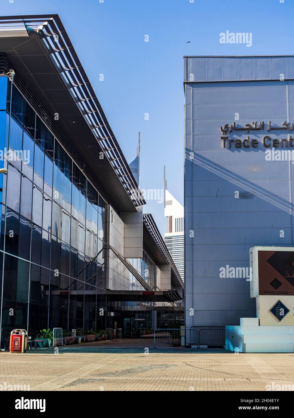 Dubai world trade center construction hi-res stock photography and ...