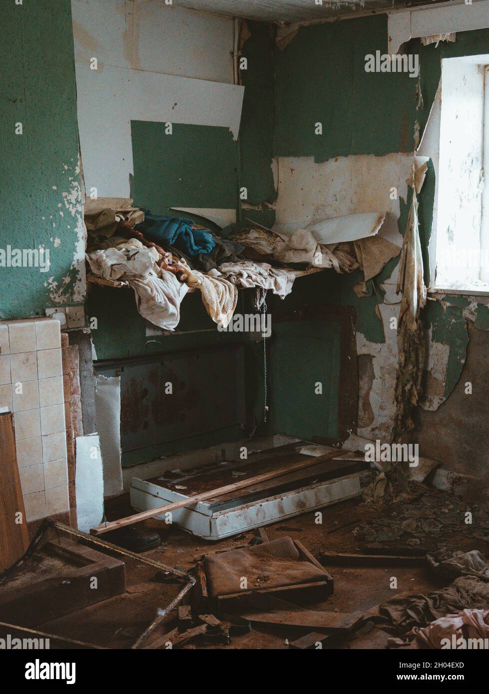 Messy abandoned room with fallen debris on the floor Stock Photo - Alamy