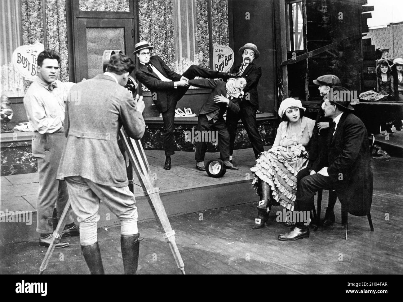 Director HAL ROACH Cinematographer WALTER LUNDIN HAROLD LLOYD SNUB ...