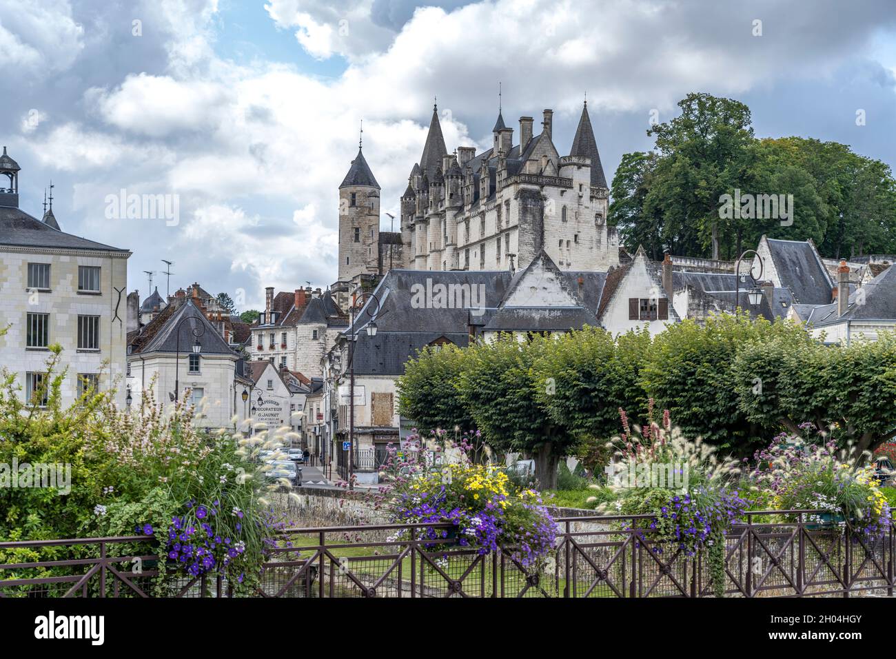 Stadtansicht mit dem Schloss und Logis Royal in Loches, Loire-Tal, Frankreich | Cityscape with ...