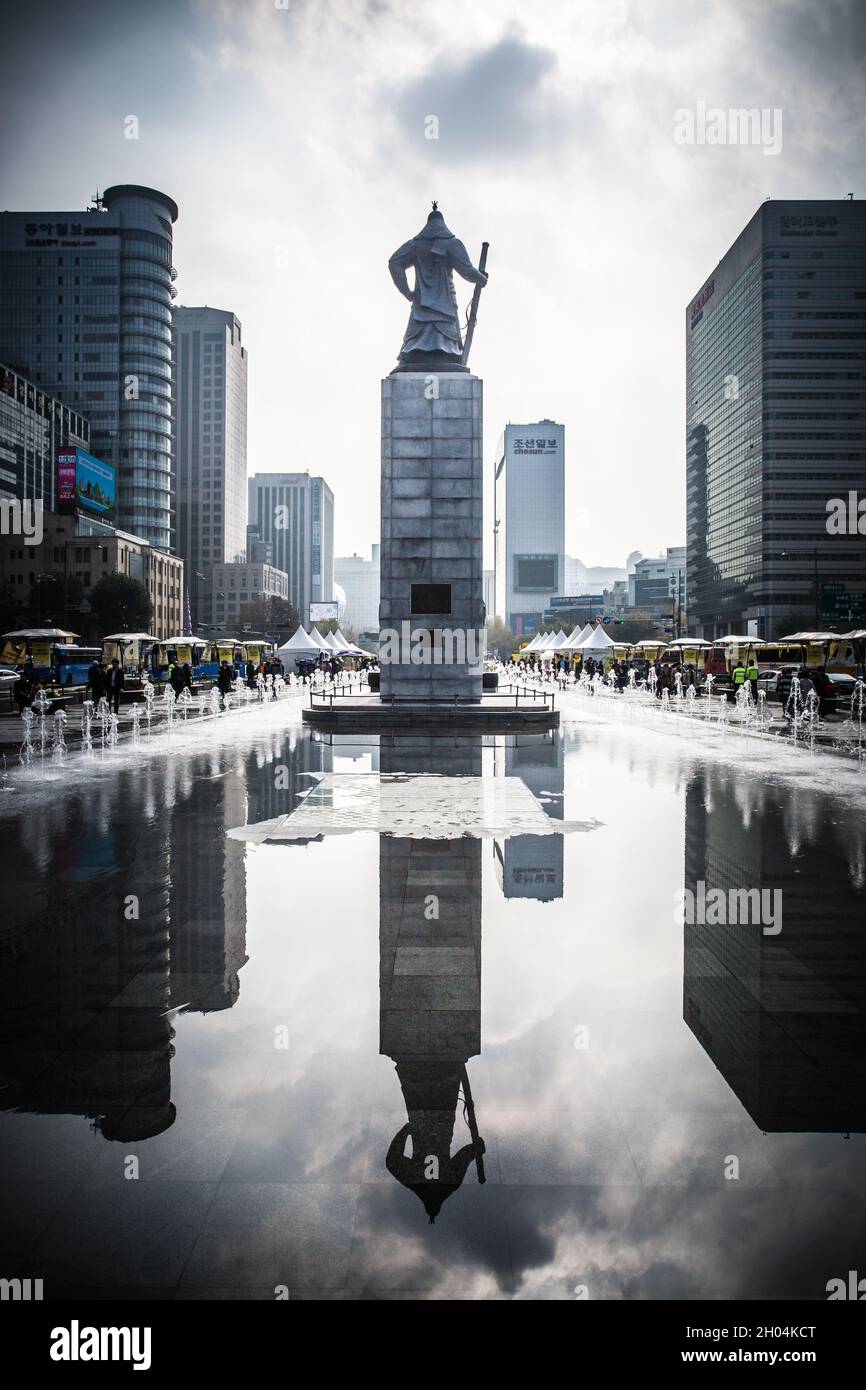 Statue of Admiral Yi Sun Shin in South Korea Stock Photo - Alamy