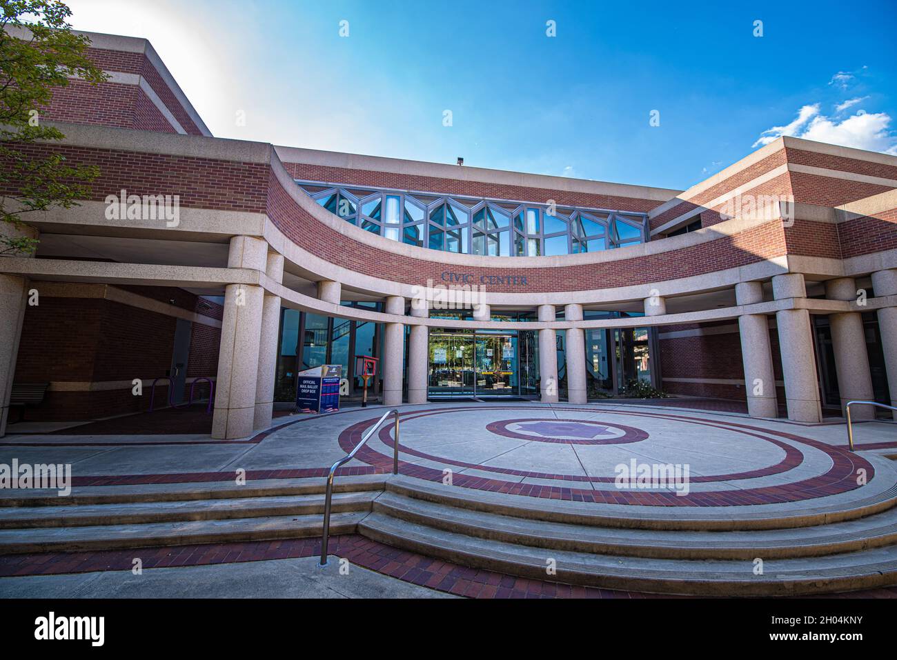Modern building entance hi-res stock photography and images - Alamy