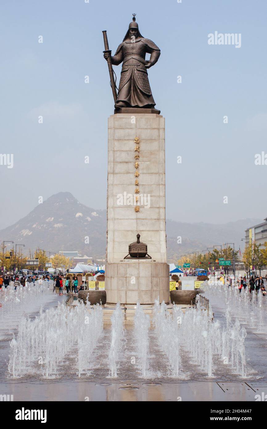 Statue of Admiral Yi Sun Shin in South Korea Stock Photo - Alamy