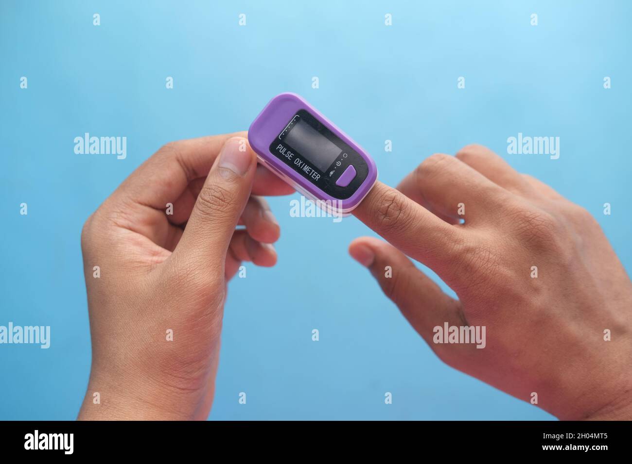 Man measuring oxygen level hi-res stock photography and images - Alamy