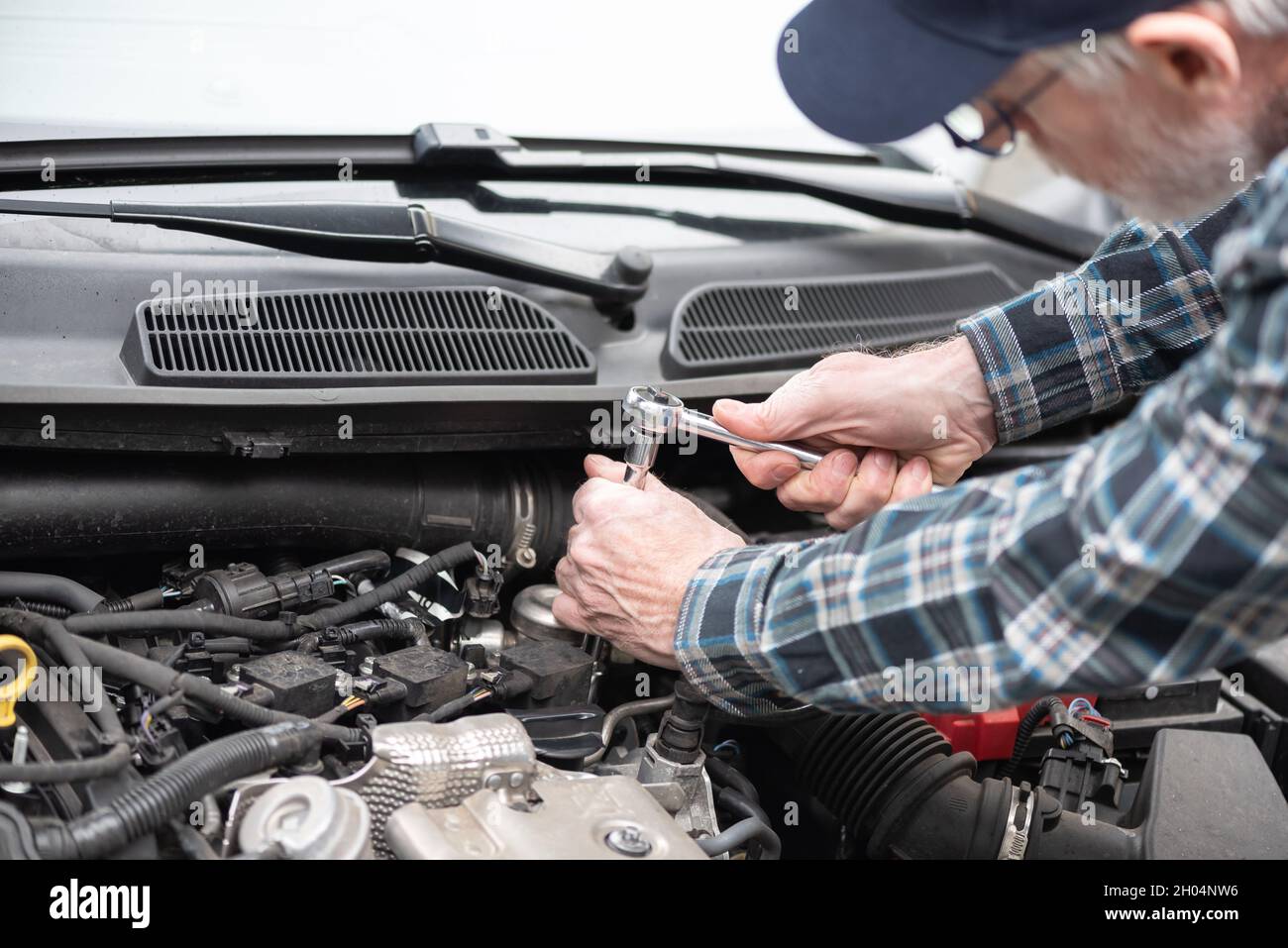 Car mechanic repairing a car engine Stock Photo - Alamy