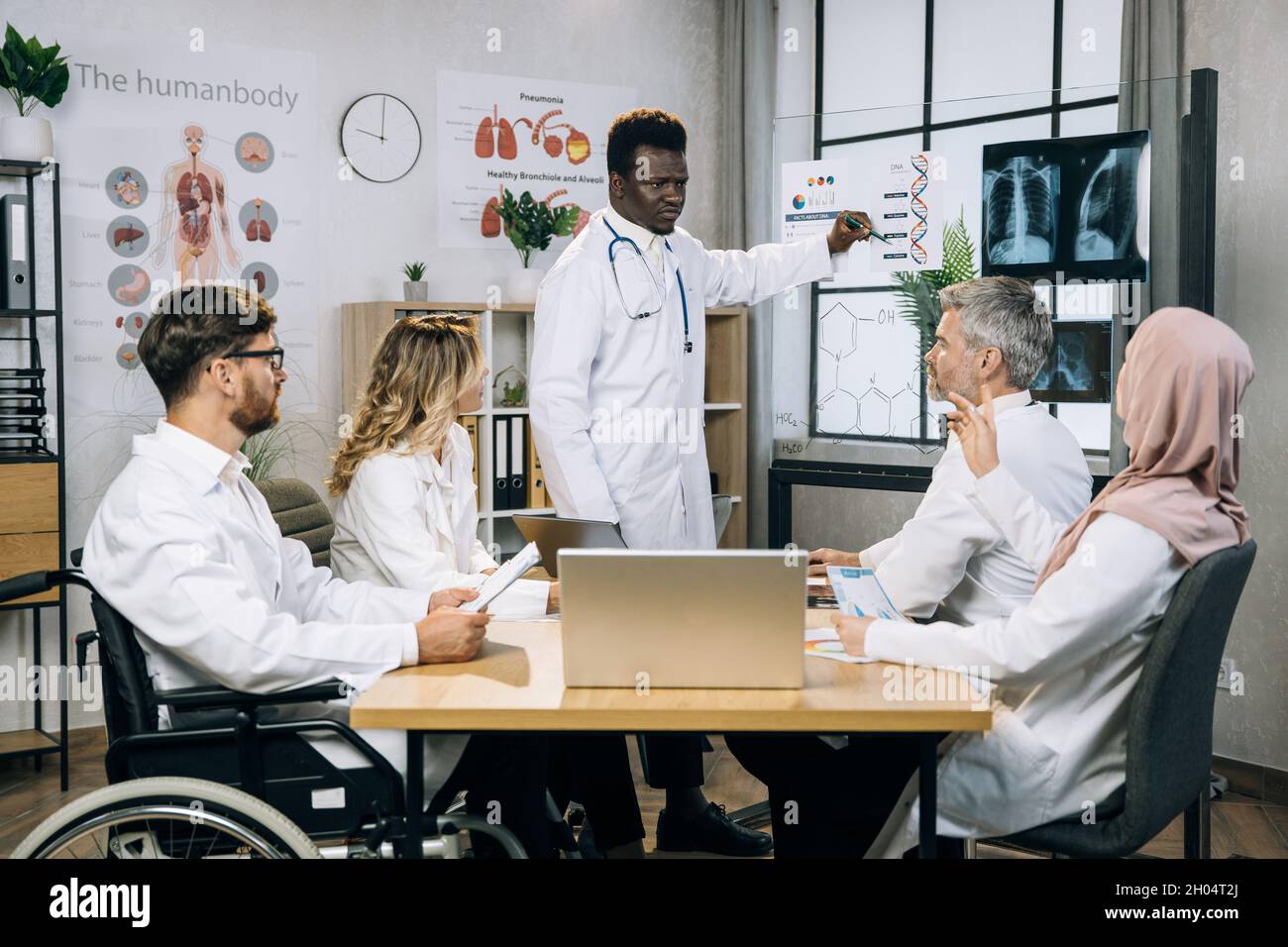 Doctors around table hi-res stock photography and images - Alamy