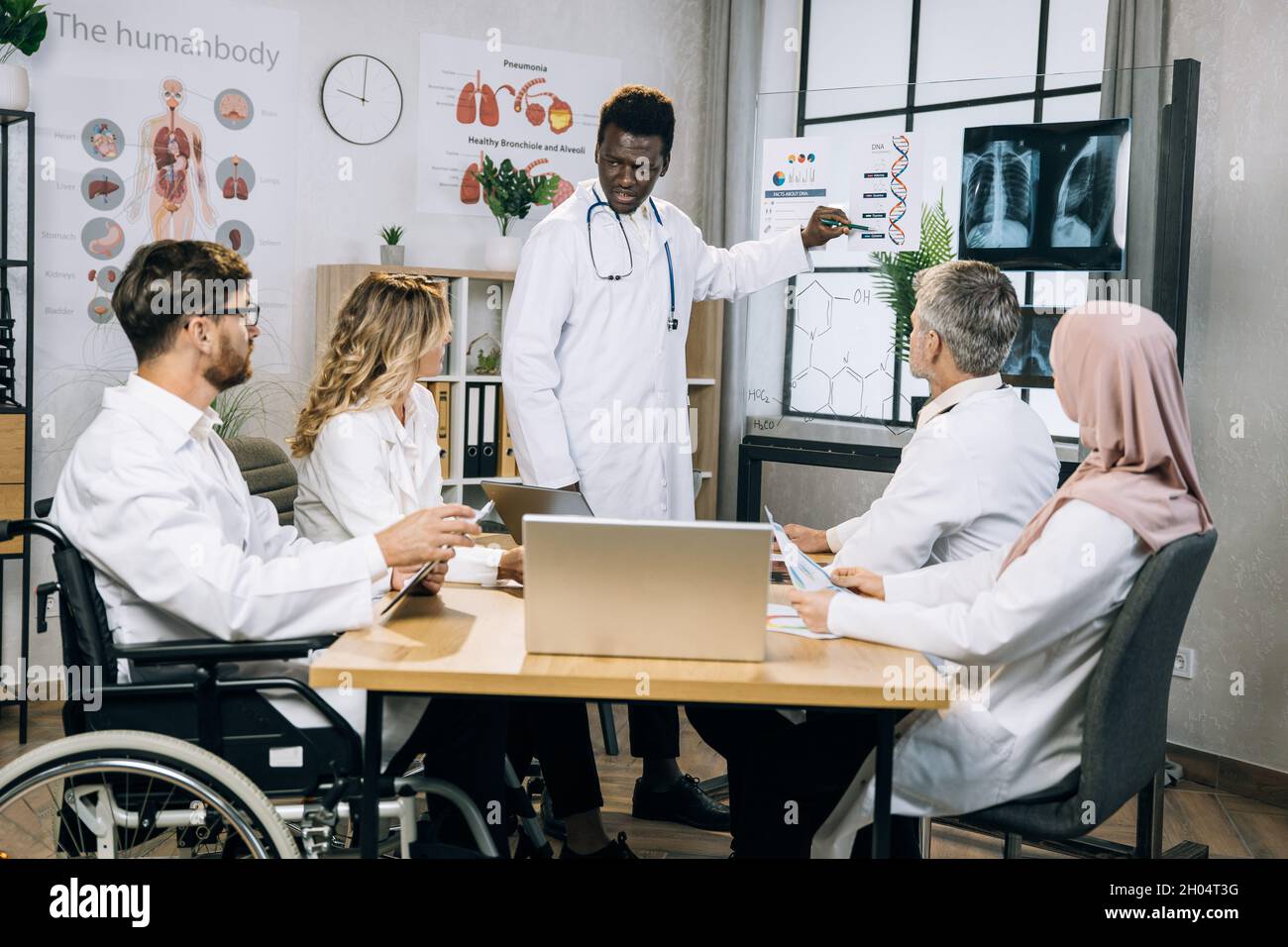 Doctors around table hi-res stock photography and images - Alamy