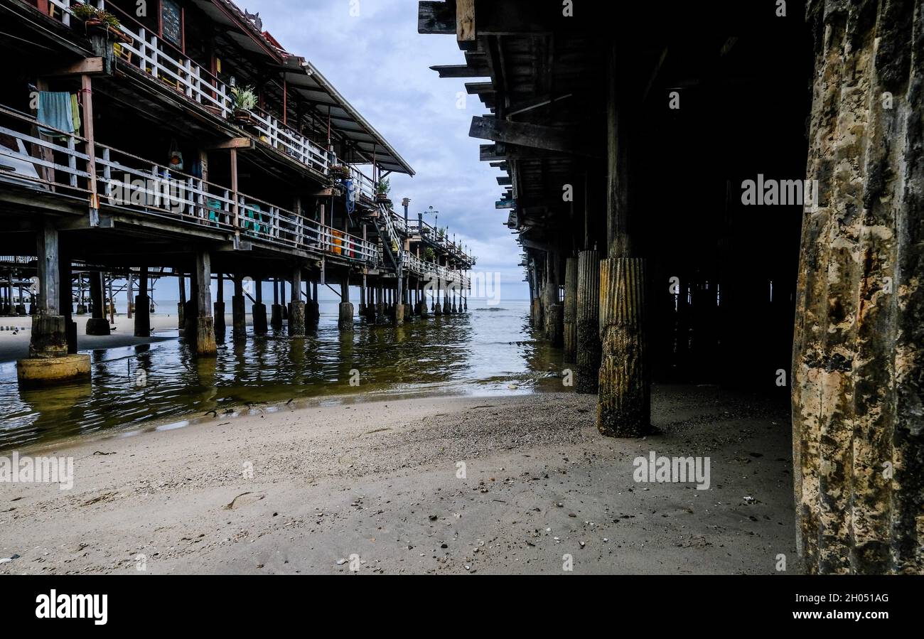 Ramshackle structures hi-res stock photography and images - Alamy
