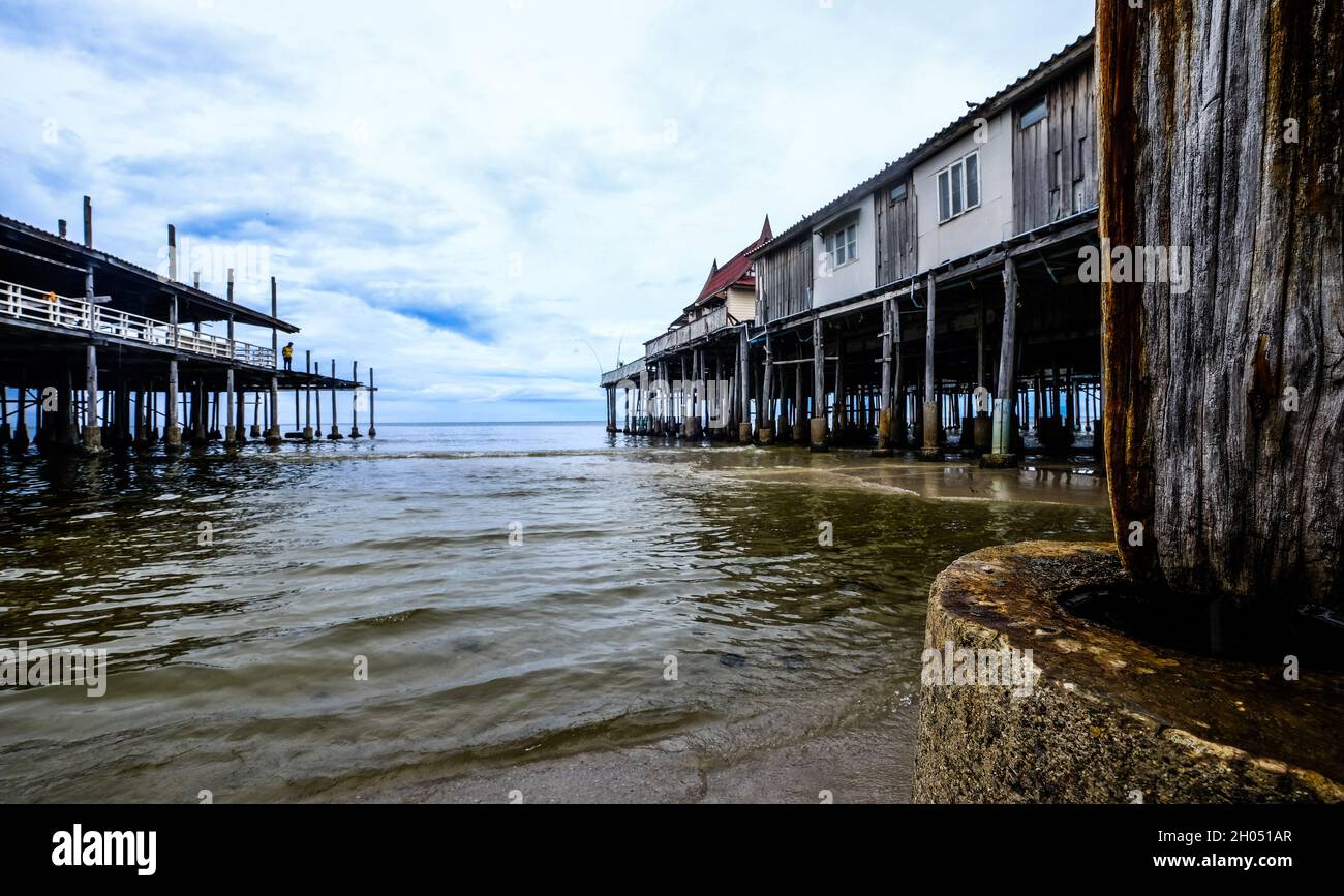 Ramshackle structures hi-res stock photography and images - Alamy