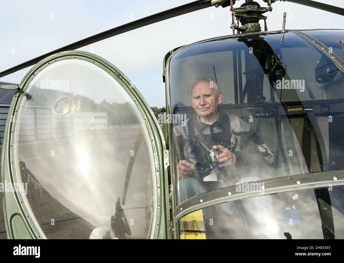 Trebbin, Germany. 11th Oct, 2021. On his 90th birthday, ex-pilot Günter ...