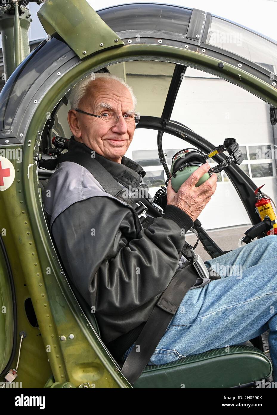 Trebbin, Germany. 11th Oct, 2021. On his 90th birthday, ex-pilot Günter ...