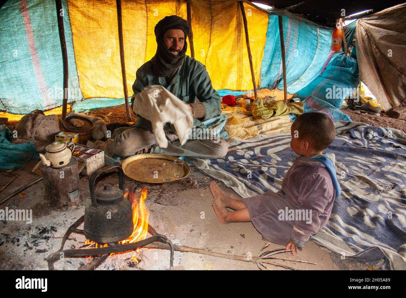 Nomadic Moroccan People and their tents Stock Photo - Alamy
