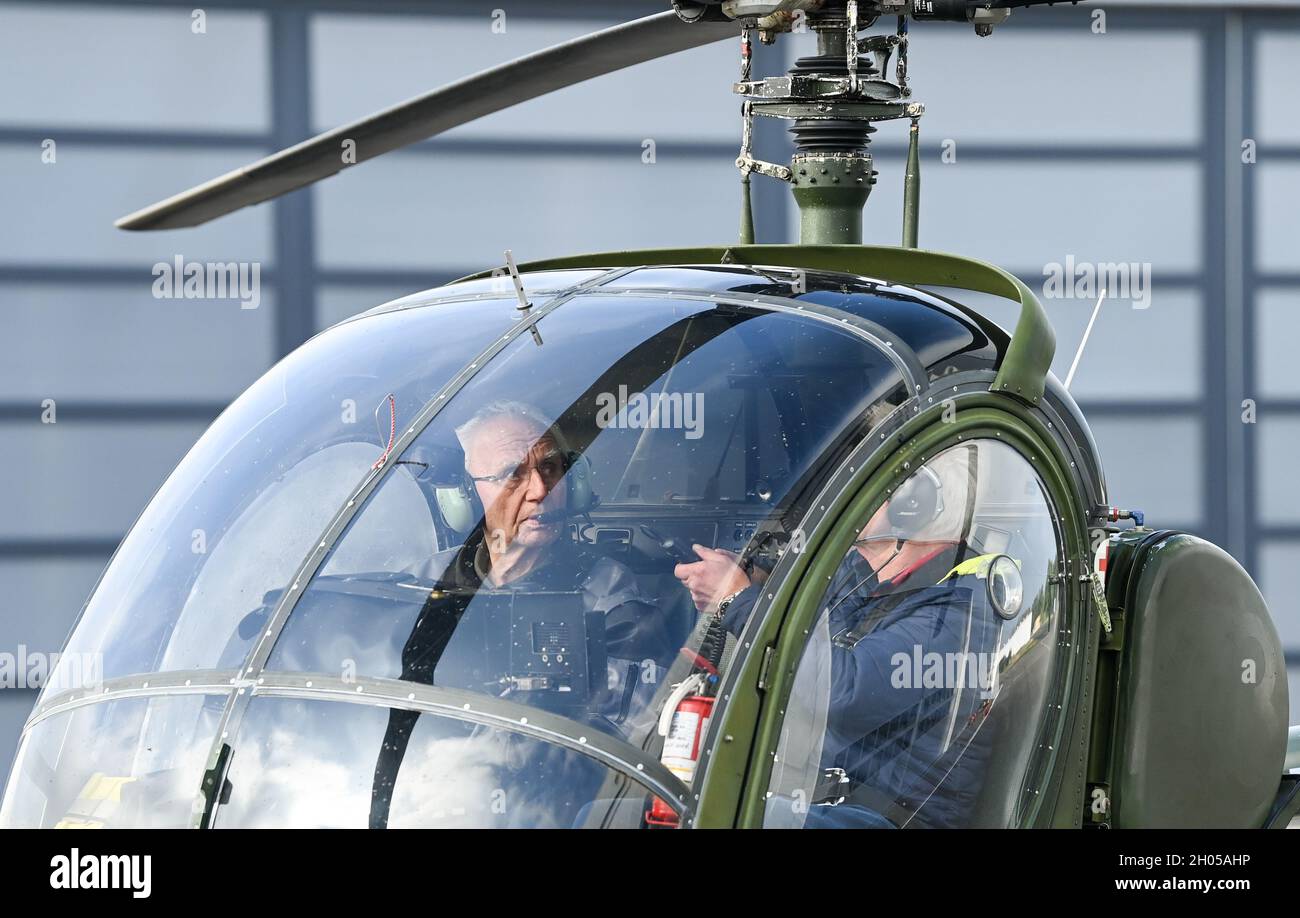 Trebbin, Germany. 11th Oct, 2021. On his 90th birthday, ex-pilot Günter ...