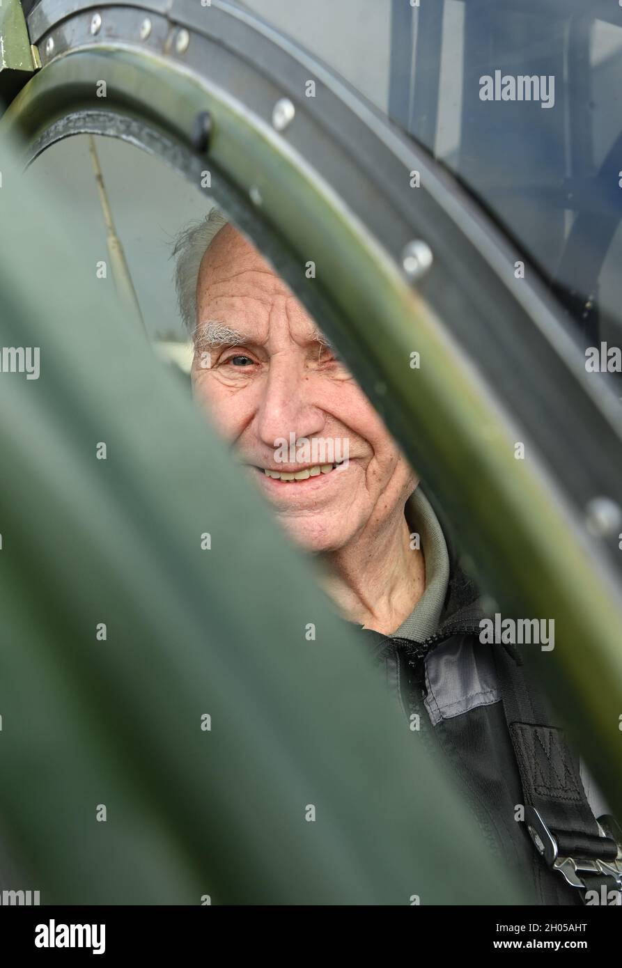 Trebbin, Germany. 11th Oct, 2021. On his 90th birthday, ex-pilot Günter ...