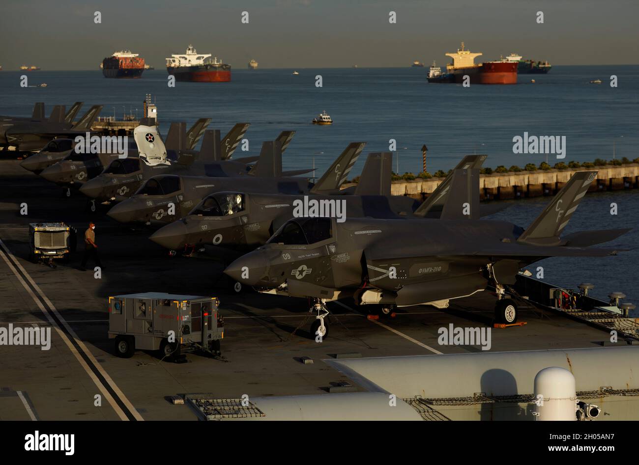 Hms queen elizabeth aircraft hi-res stock photography and images - Alamy