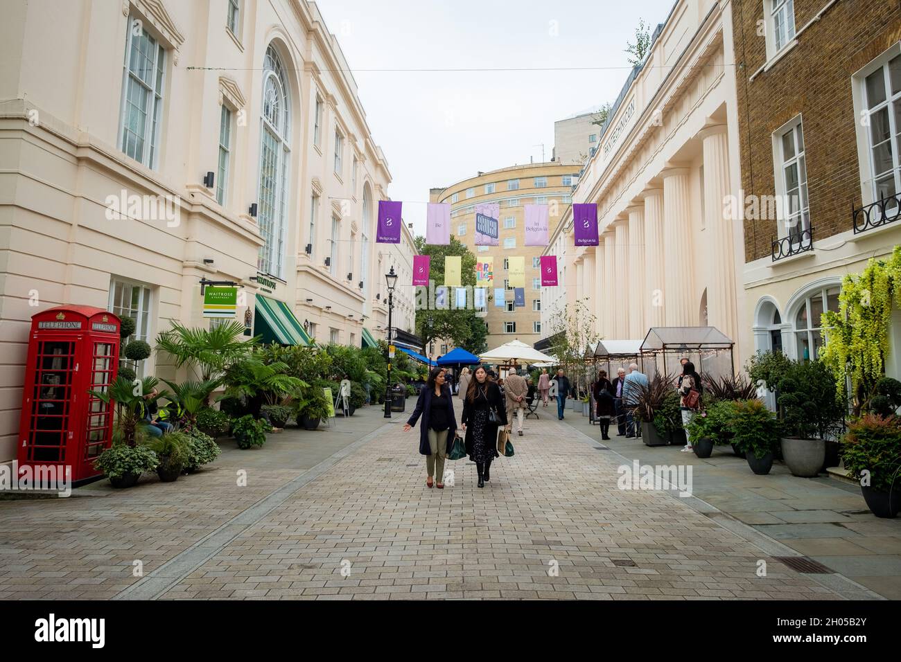 London October 2021: Shoppers on Motcomb Street in Knightsbridge, an ...