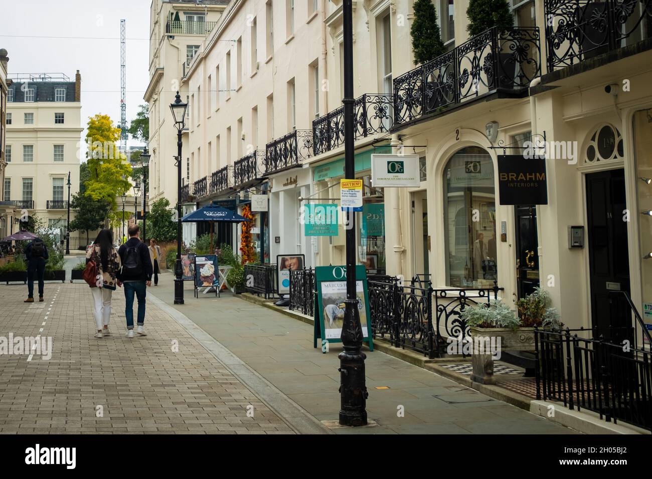 London October 2021: Shoppers on Motcomb Street in Knightsbridge, an ...