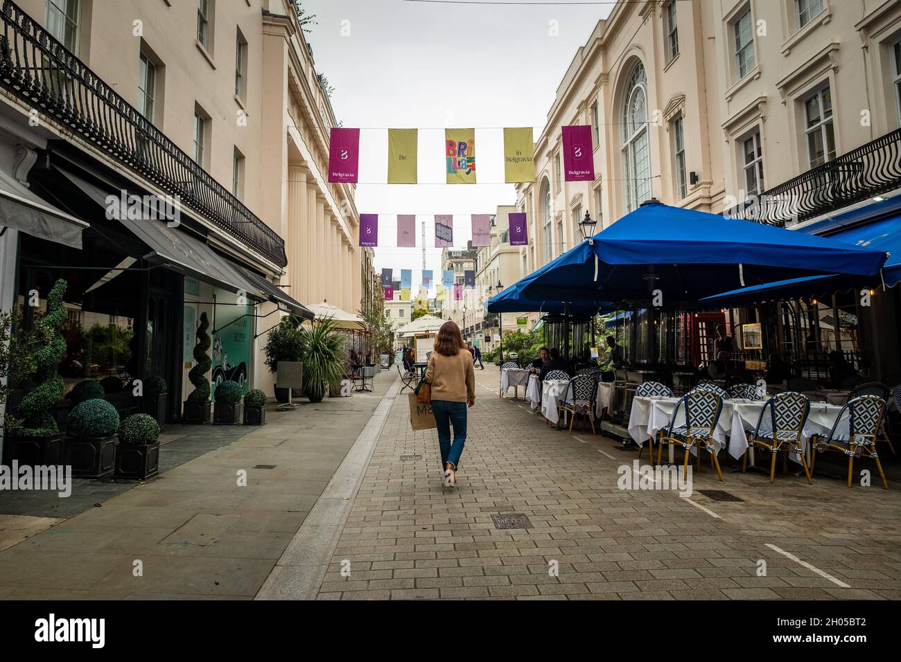 London October 2021: Shoppers on Motcomb Street in Knightsbridge, an ...