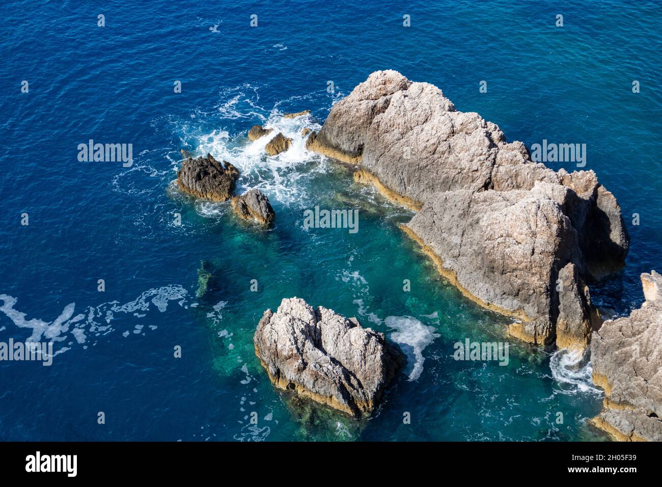 Splash on rocks hi-res stock photography and images - Alamy