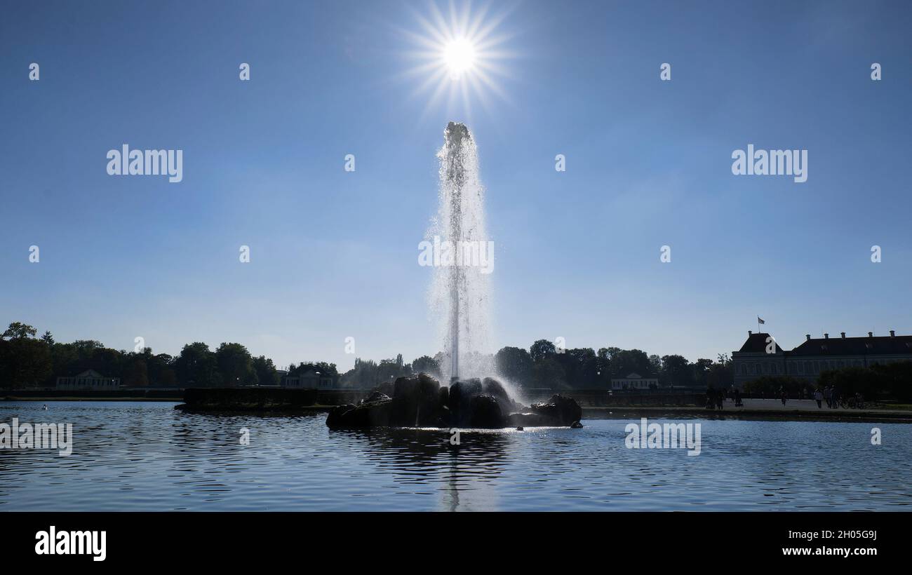 Springbrunnen im Park im Sonnenlicht Stock Photo - Alamy