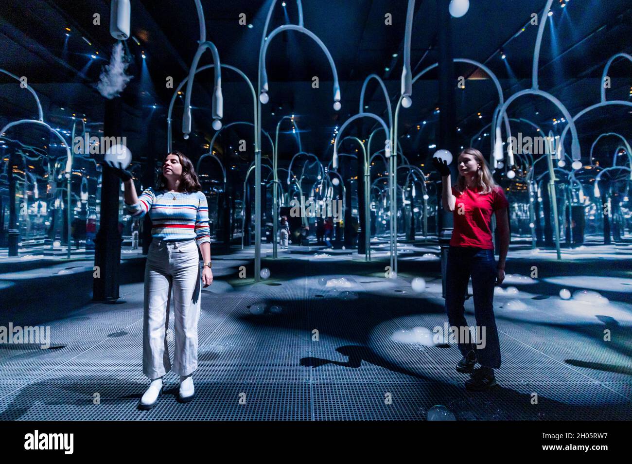 London, UK. 11th Oct, 2021. Silent Fall, 2021, a multi-sensory mirrored ...
