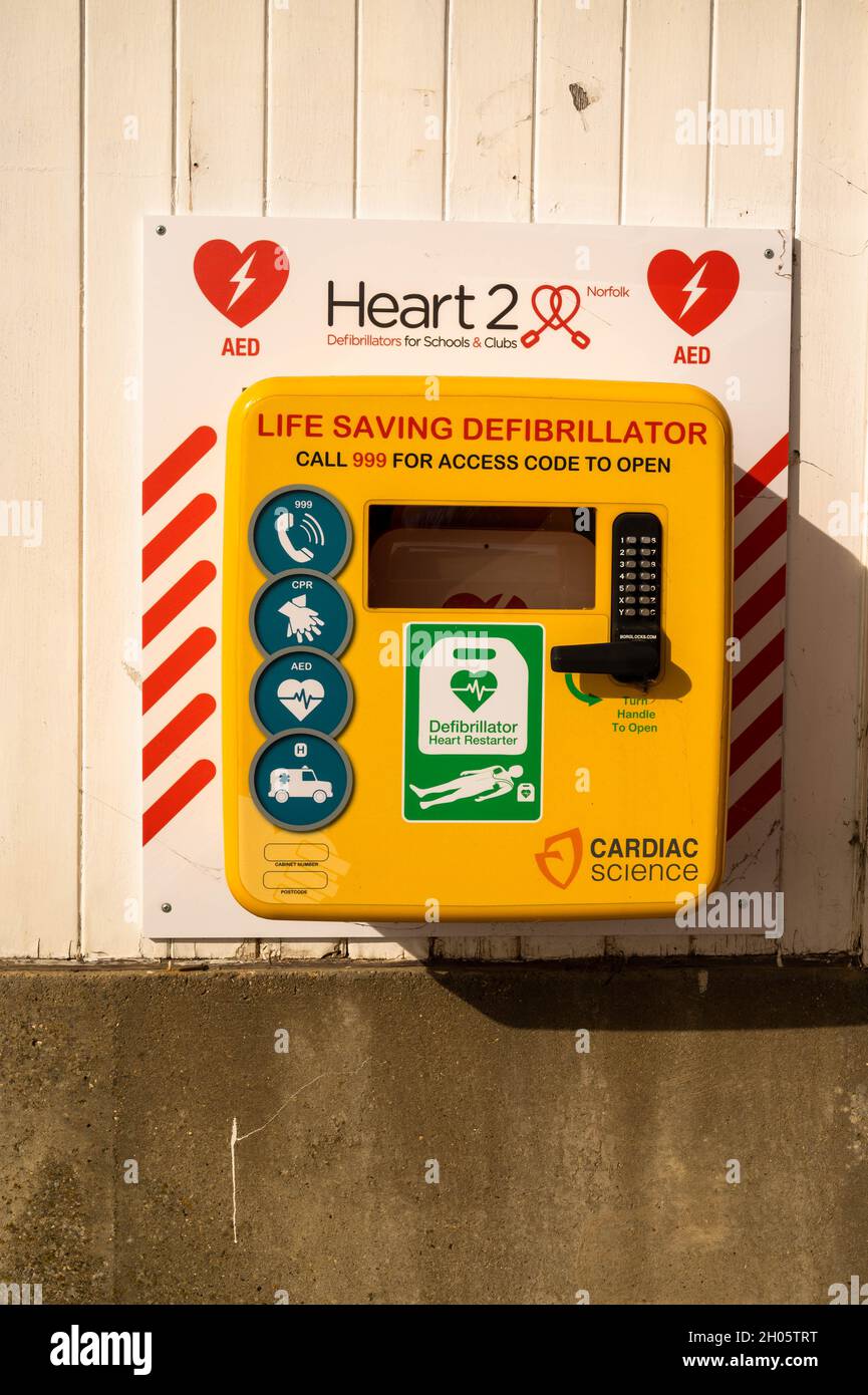 Wall mounted external defibrillator hi-res stock photography and images ...