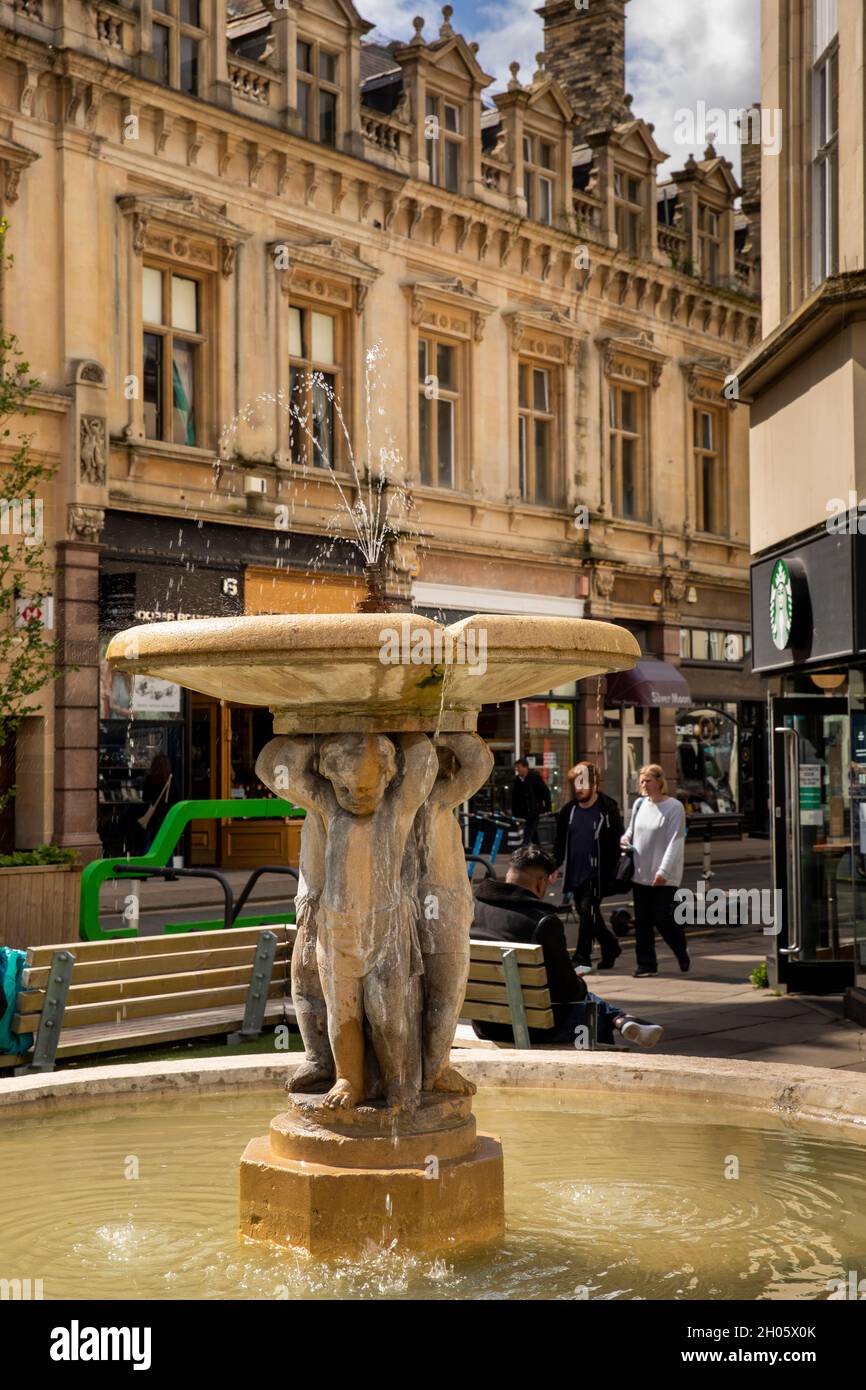 UK, Gloucestershire, Cheltenham, Imperial Circus, fountain at junction ...