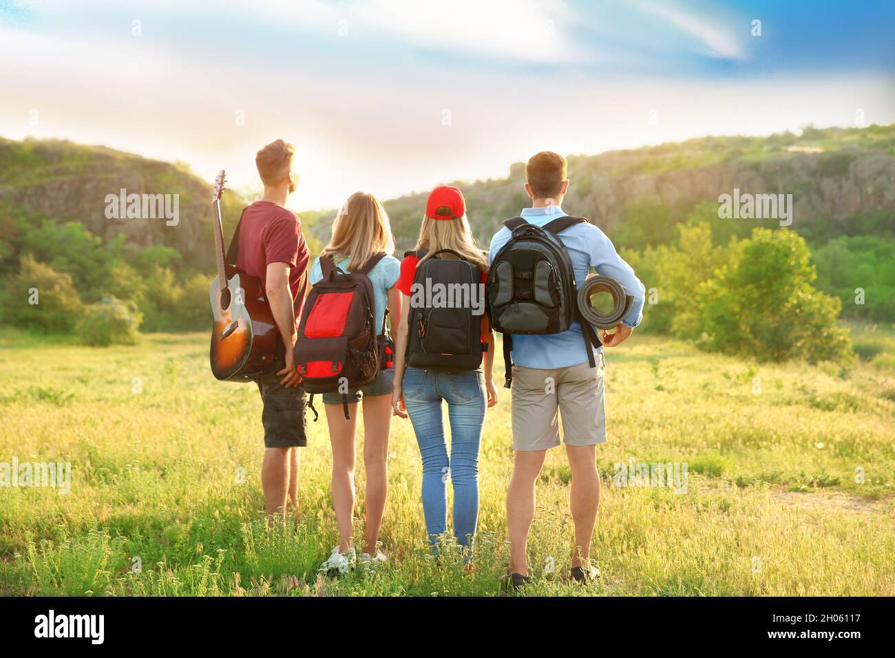 Young people backpacking guitar hi-res stock photography and images - Alamy