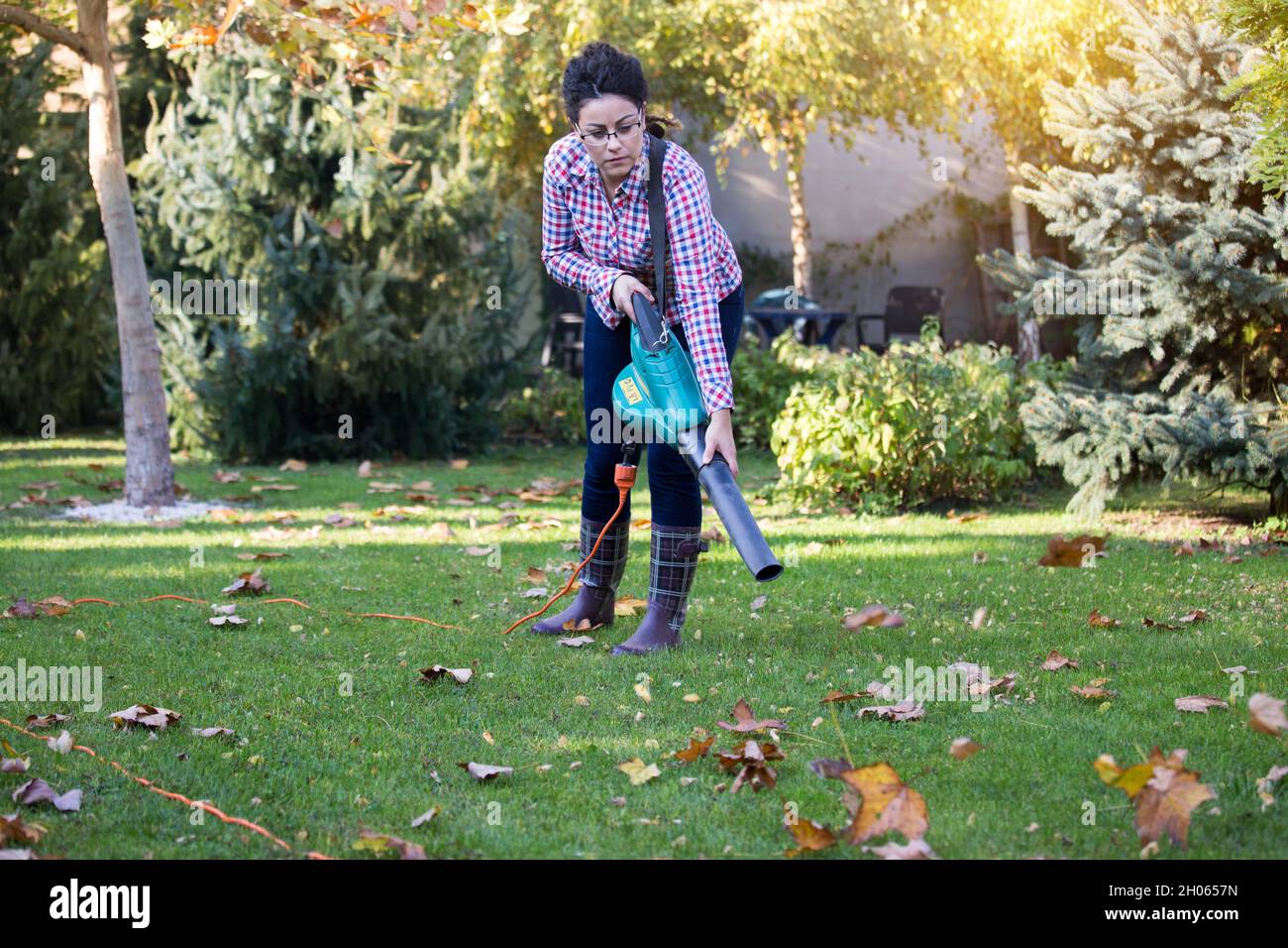 Leaf blower female hi-res stock photography and images - Alamy