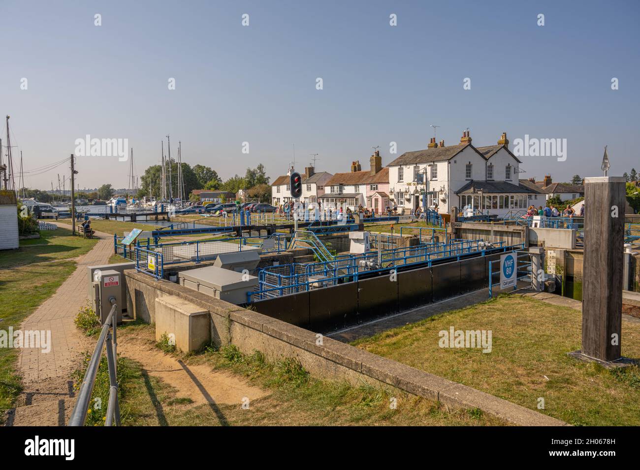Lock basin hi-res stock photography and images - Alamy