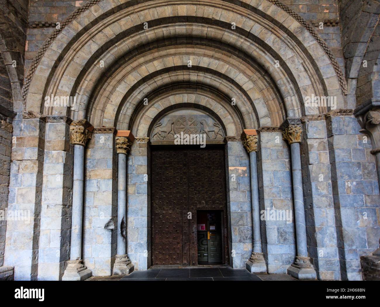 Romanesque entrance door hi-res stock photography and images - Alamy