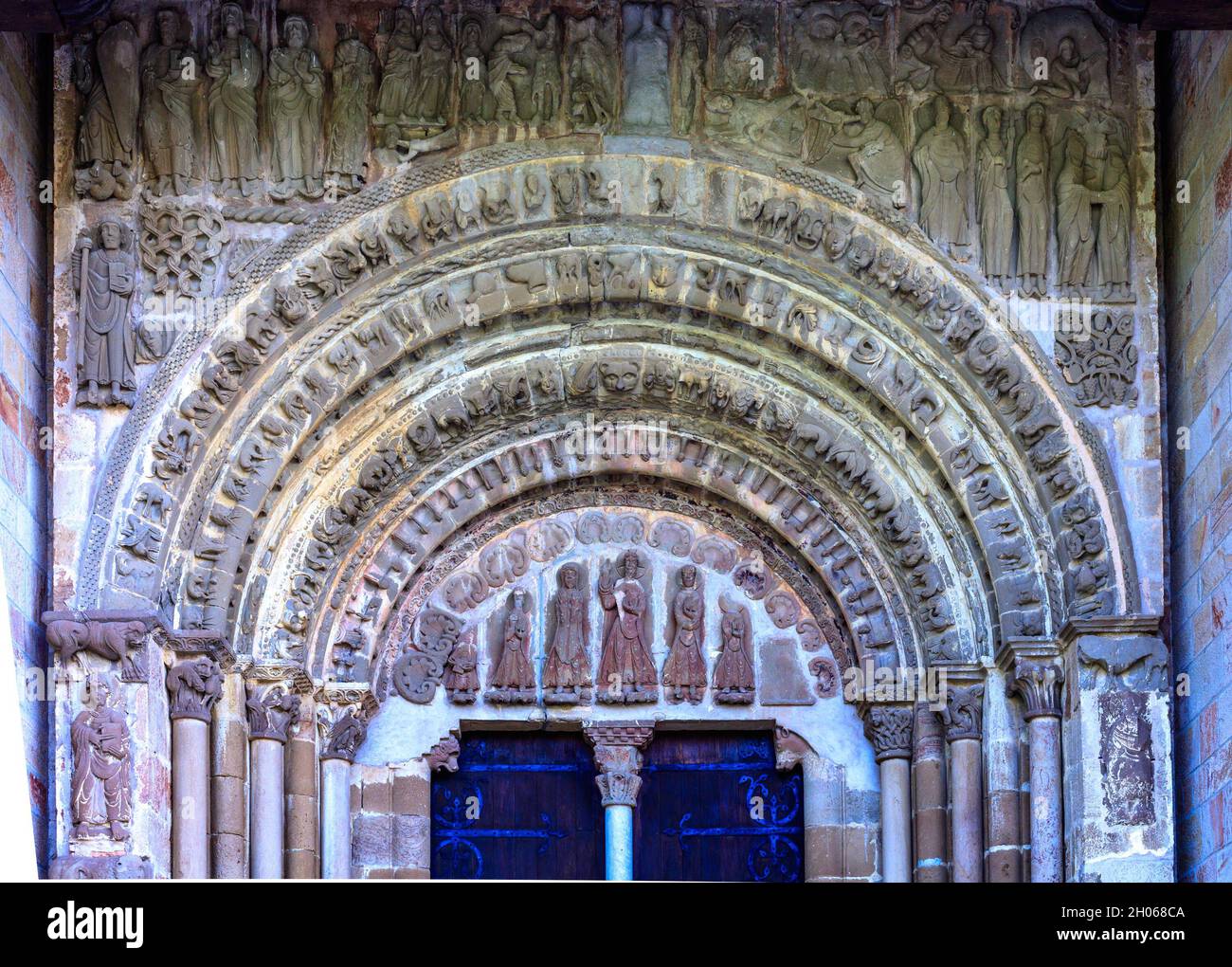 Romanesque architecture and sculpture hi-res stock photography and ...