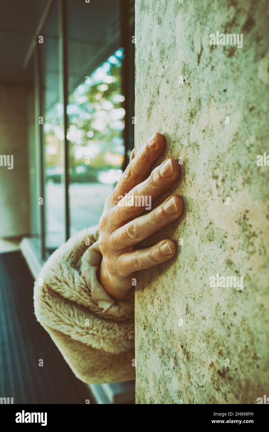 Female hand poking around a corner Stock Photo - Alamy