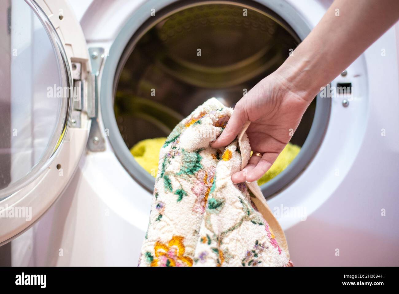 loading dirty laundry into a washing machine Stock Photo - Alamy