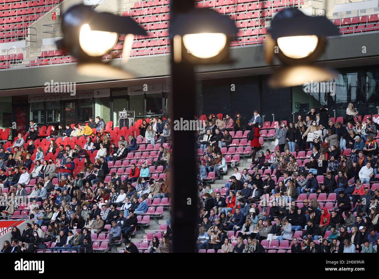 Cologne, Germany. 11th Oct, 2021. Students watch the welcome ceremony ...