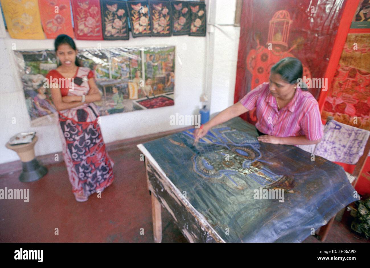 SRI LANKA Creating hand made material designs in the JAYAMAIL BATIKS studio shop in Kandy Stock ...