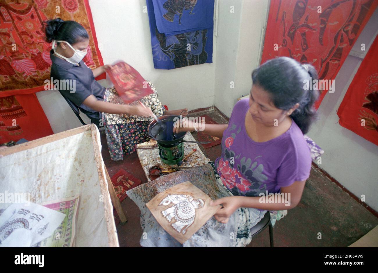 SRI LANKA: Kandy: Creating hand made material designs in the JAYAMAIL BATIKS studio shop Stock ...