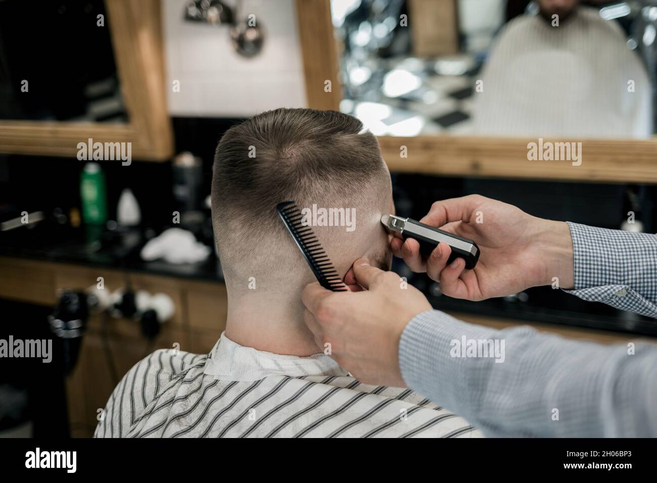 Hairstylist making mens haircut hi-res stock photography and images - Alamy