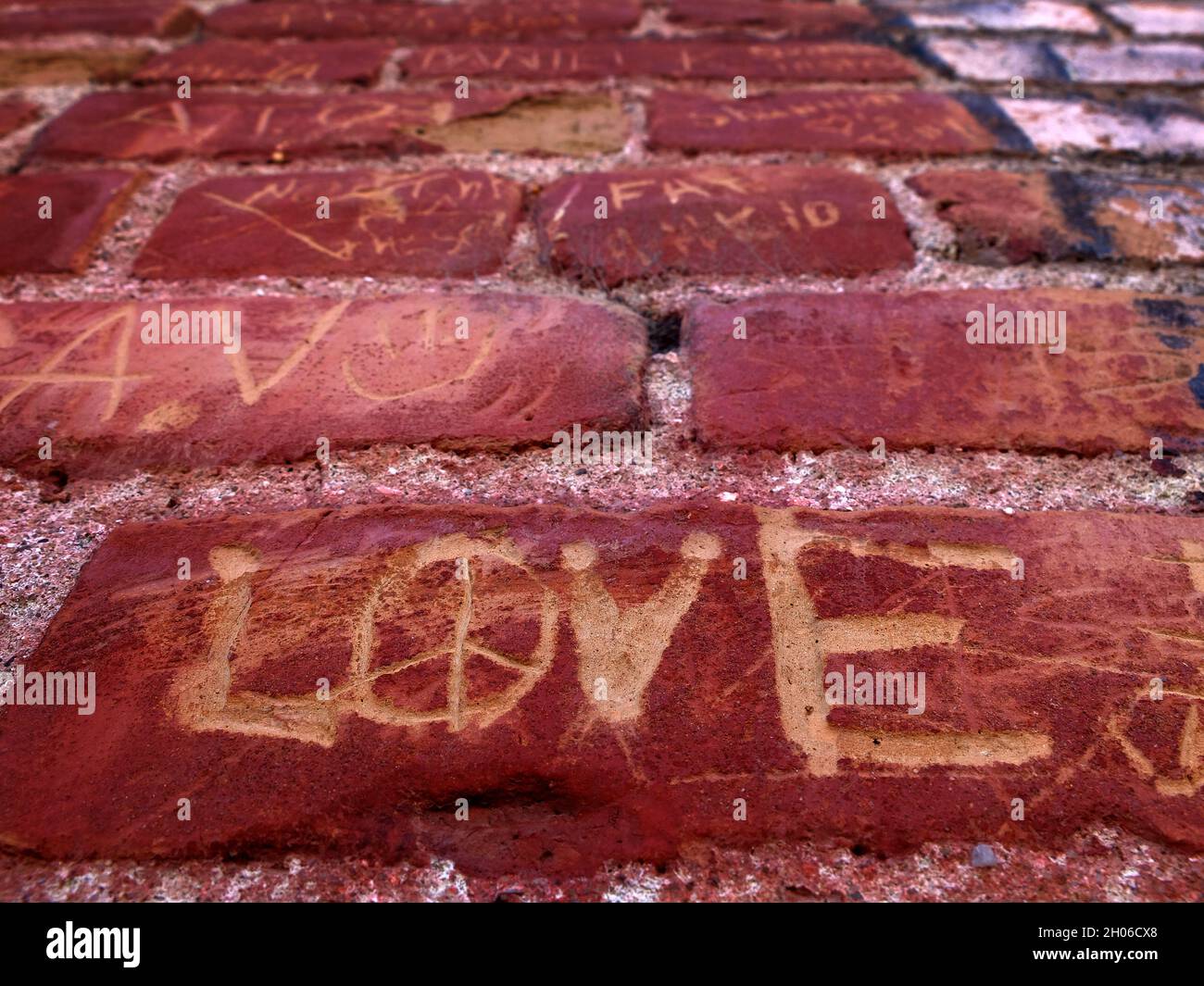Brick wall names carved hi-res stock photography and images - Alamy