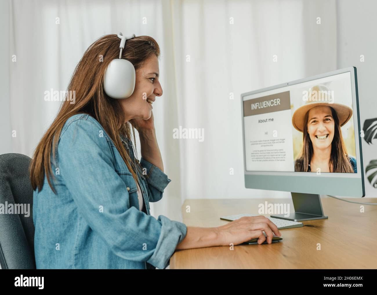 Computer table with headphones hi-res stock photography and images - Alamy