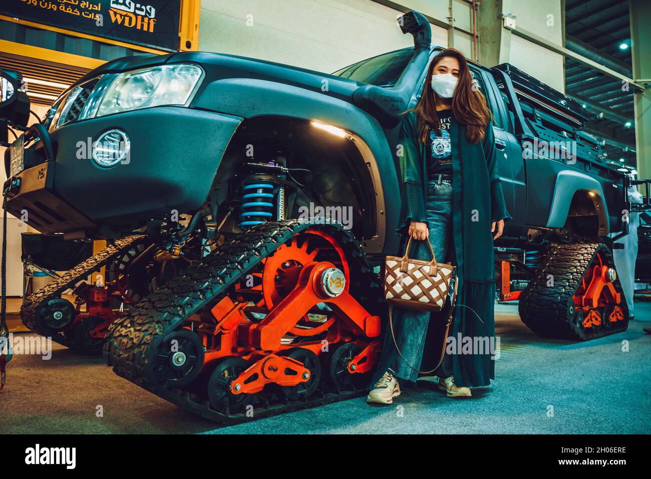 Saudi with falcon hi-res stock photography and images - Alamy