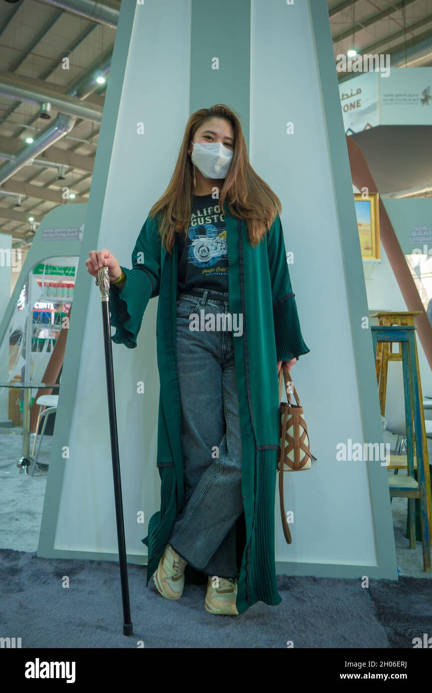 Saudi with falcon hi-res stock photography and images - Alamy