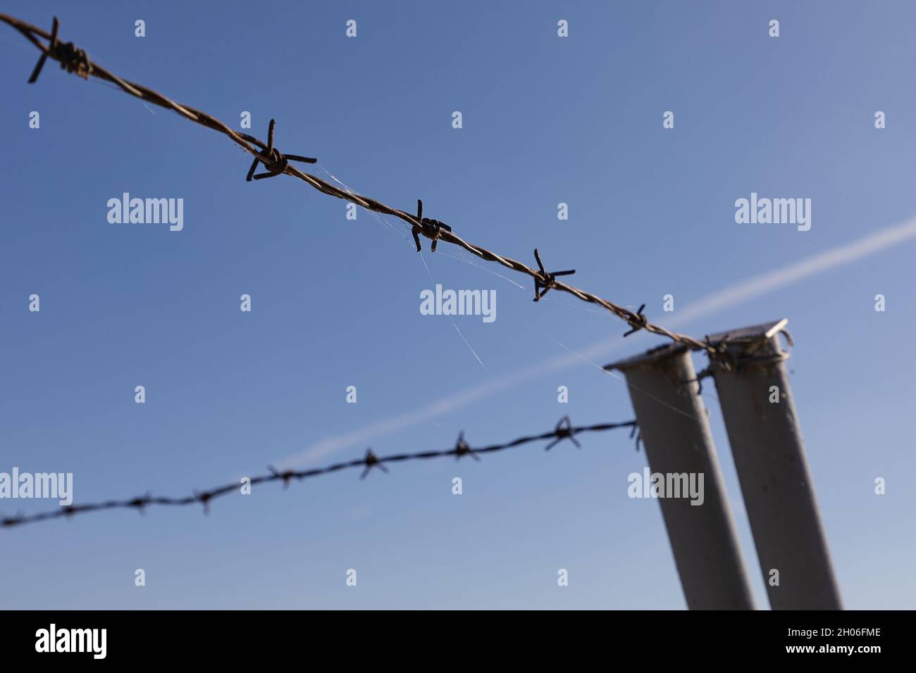 Pinch wire hi-res stock photography and images - Alamy