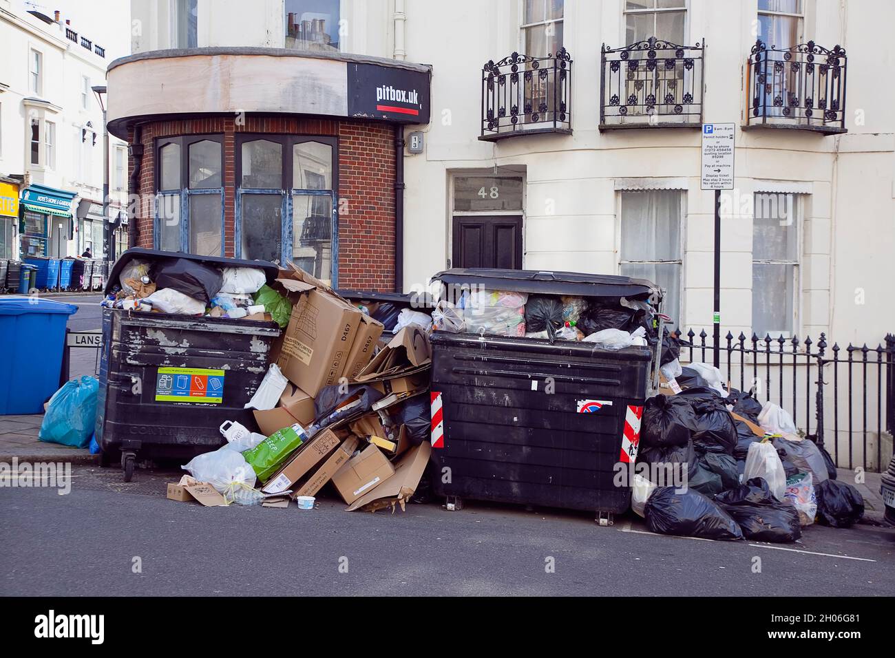 Strike of garbage collectors hi-res stock photography and images - Alamy